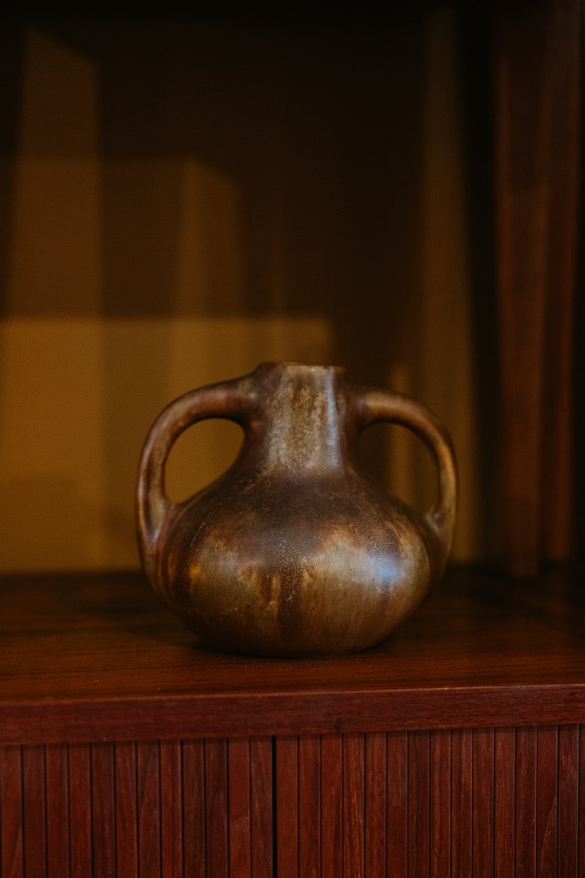 Brun Double Handled Jug – Composition
